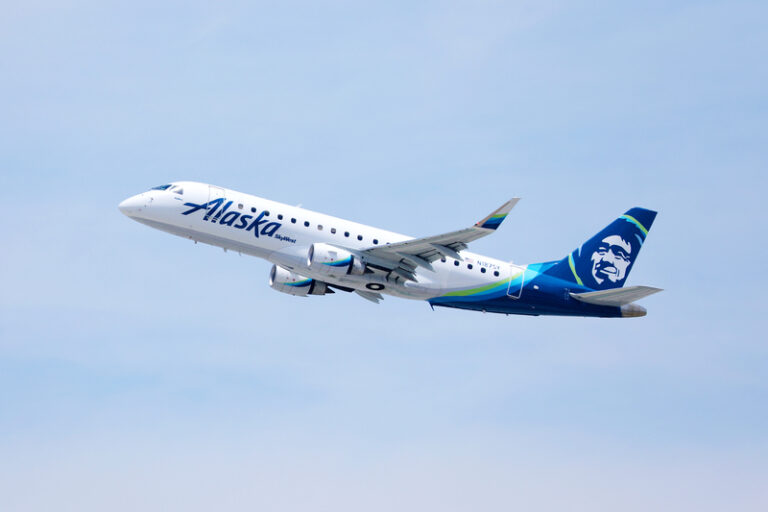 Alaska Airlines Flight Makes Emergency Landing | Headline Reporter