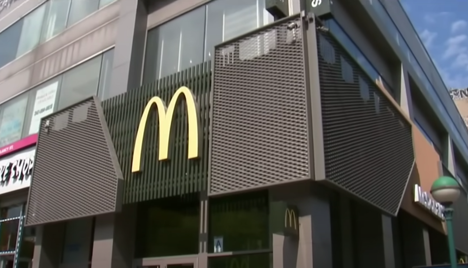 Axe-Wielding Man Goes Crazy Inside NYC McDonald’s and Terrifies Customers | Headline Reporter