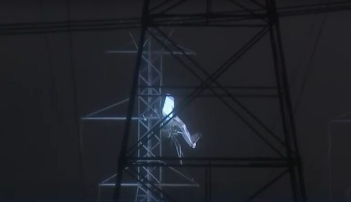 JUST IN: Plane Crashes and Two Survivors Left Dangling 100 Feet Over ...