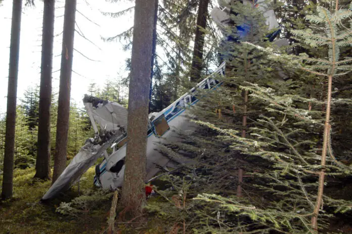 6 Killed in Devastating Family Plane Crash | Headline Reporter