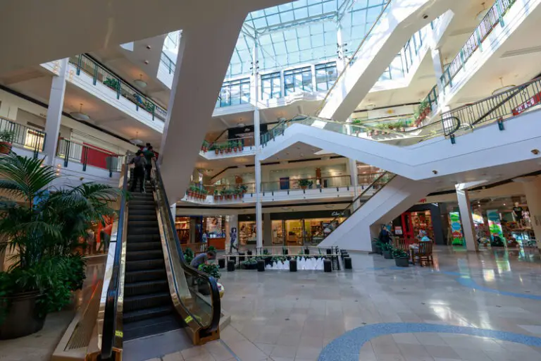 Mass Shooting in Mall: 2 Dead, 3 Hurt | Headline Reporter