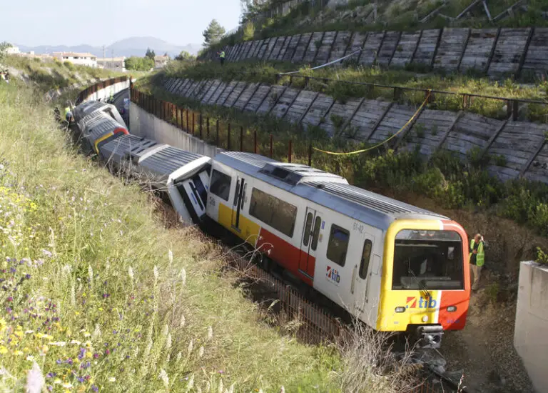 13 Killed, 98 Injured in Catastrophic Train Derailment | Headline Reporter